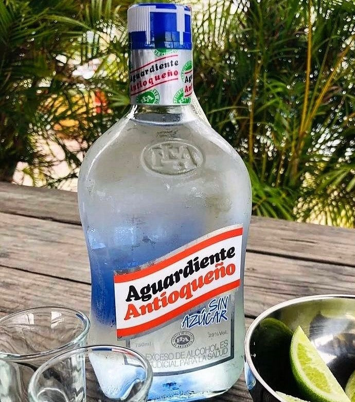 Qué es el aguardiente: tipos, graduación y cómo se bebe – En Copa de Balón